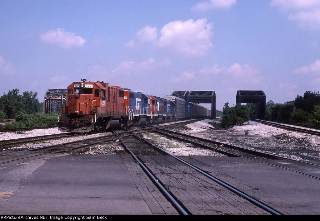 GTW 6221, 6215, and 5800 on a Derailed #392